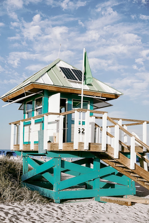 Free: White And Green Lifeguard Tower - nohat.cc