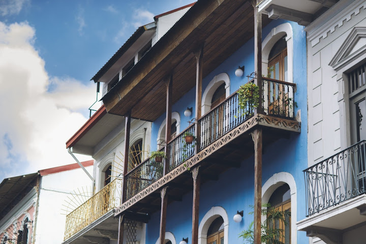 Free: Blue Painted Building - nohat.cc